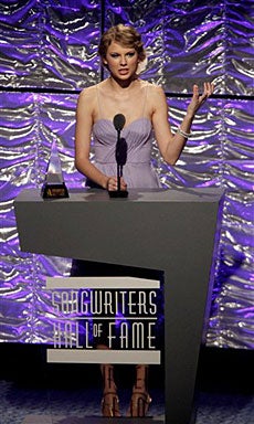 Songwriters Hall of Fame Honors 20-Year-Old Taylor Swift - CBS News