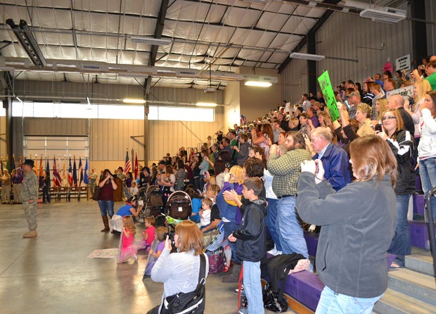 Ft. Riley troops return home from Iraq - CBS News