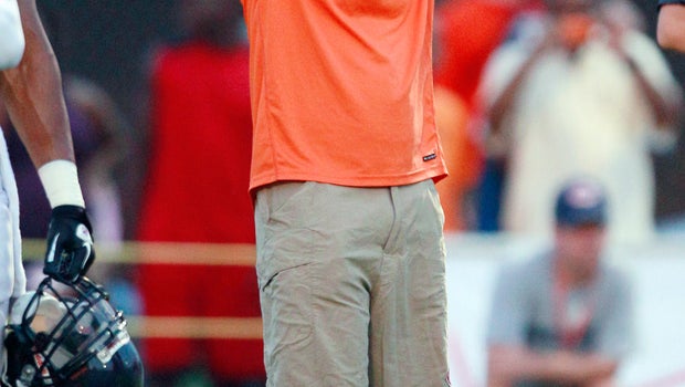 Jerry Angelo fired as Bears' GM - CBS News