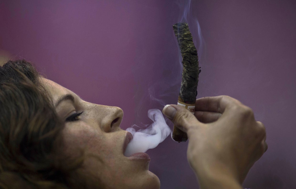 Cuba cigar festival features unusal long-ash contest - CBS News