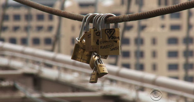 Locking in love on the Brooklyn Bridge - CBS News