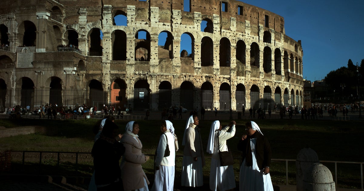 2 American women face trial for vandalizing the Colosseum - CBS News