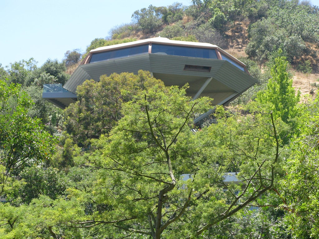 Homes that may secretly be spaceships - CBS News