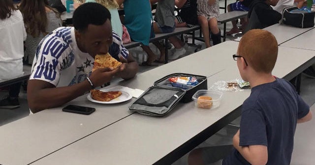 Football player's picture with autistic boy goes viral - CBS News
