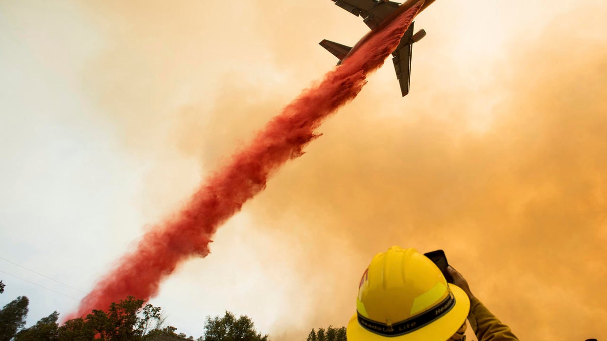 747 SuperTanker fights fire in U.S. for first time - CBS News
