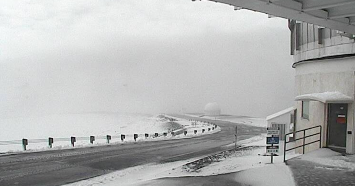 Winter wonderland? Hawaii experiences white-out conditions as snow ...