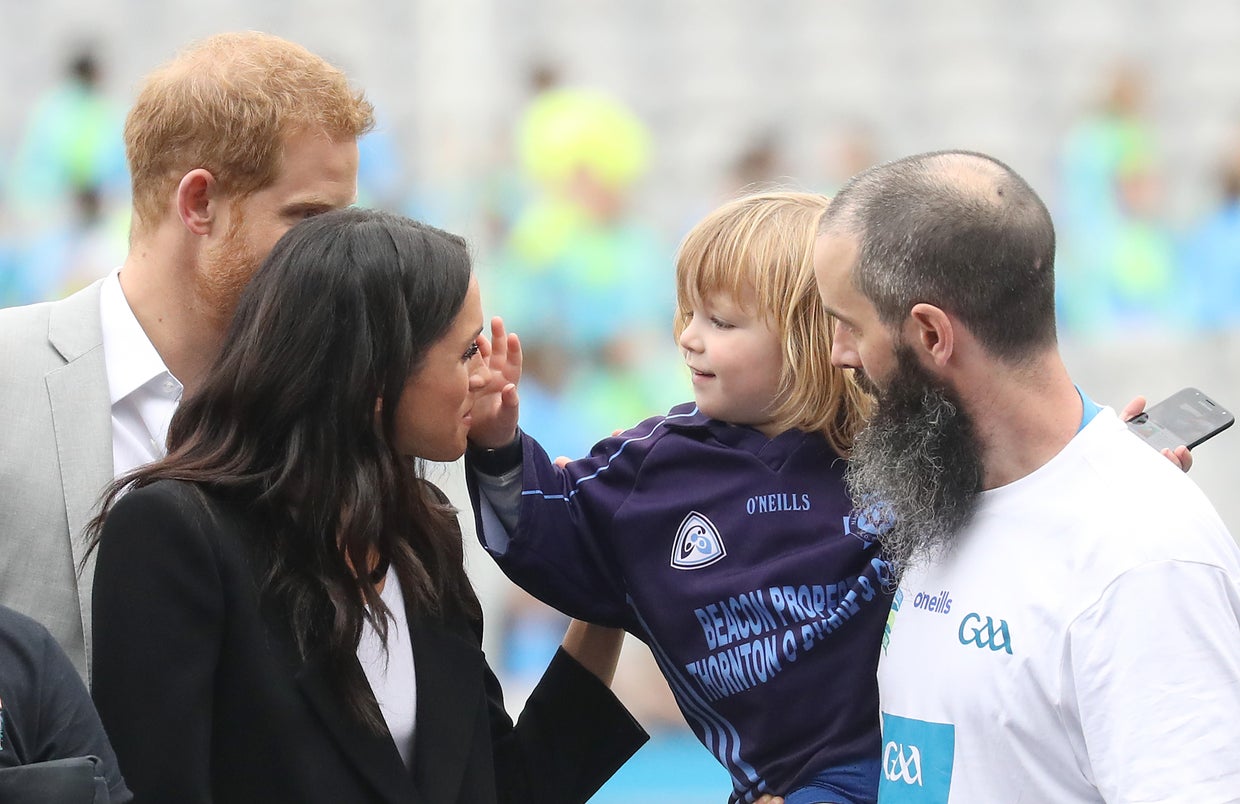 Little kid can't stop touching Meghan Markle's hair, and Prince Harry ...