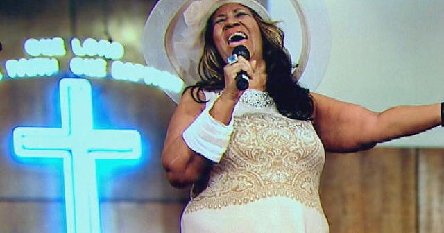 Aretha Franklin revisits church and childhood home in Detroit - CBS News