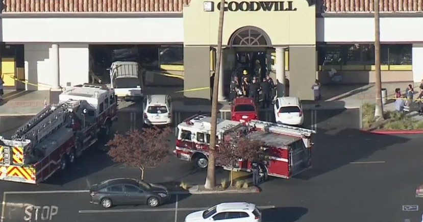 2 Suvs Slam Into Placentia Goodwill Store Cbs Los Angeles