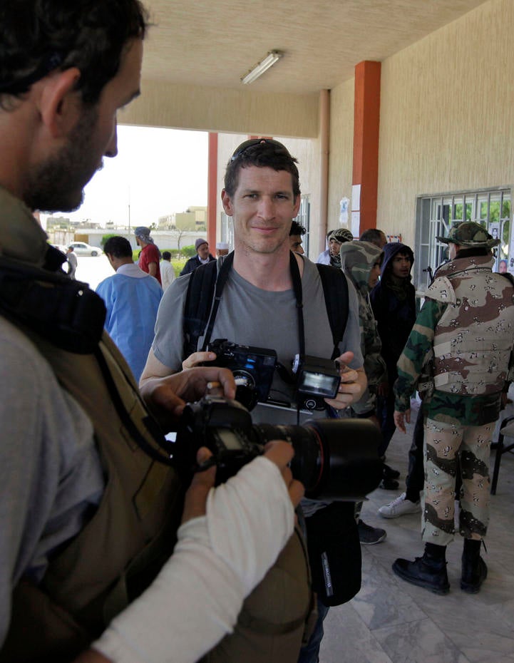 The timeless photojournalism of Chris Hondros and Tim Hetherington ...