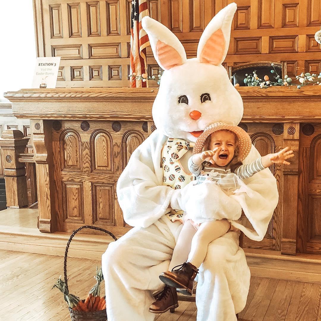 Awkward Easter bunny photos from family Easter pictures