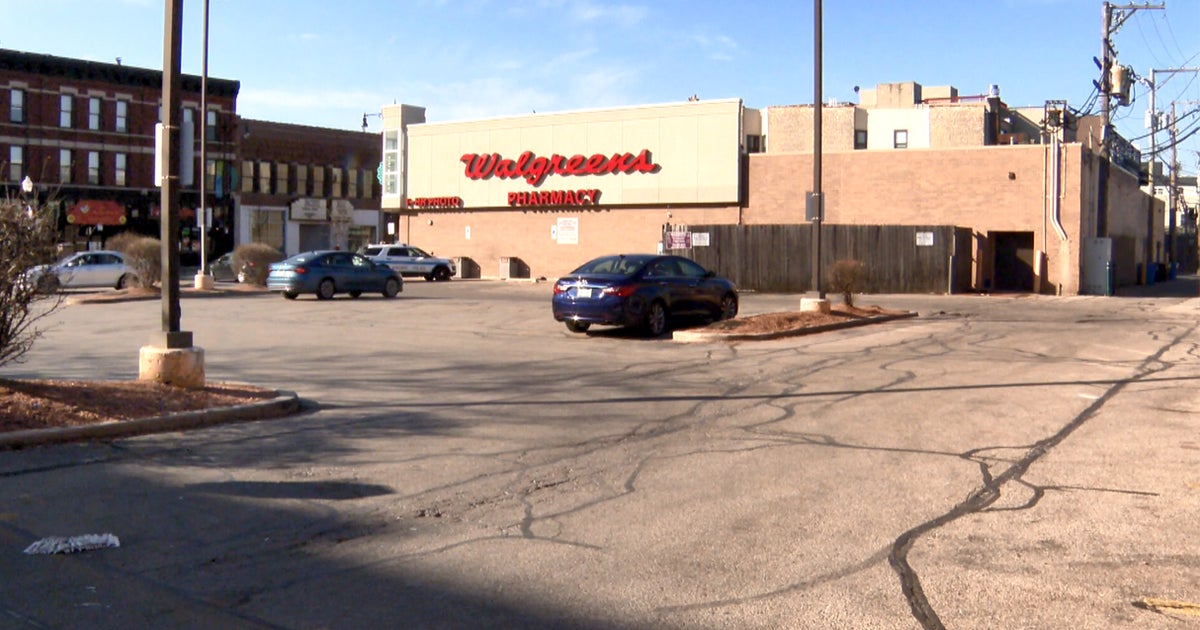 Employee Stabbed In Robbery At Walgreens At Fullerton And Greenview ...