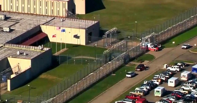 Feds reverse directive to phase out private prisons - CBS News