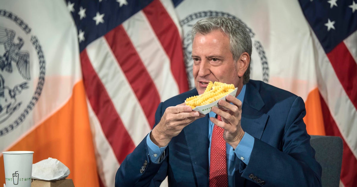 New York Mayor Bill de Blasio tempts New Yorkers with free fries: "Mmm ...