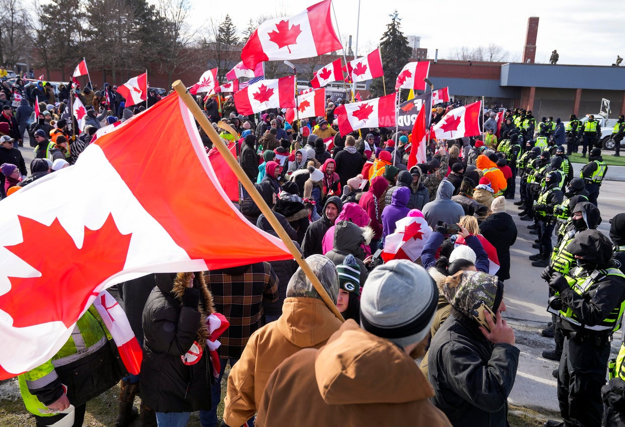 Canadian police arrive to remove protesters at busiest U.S. border ...